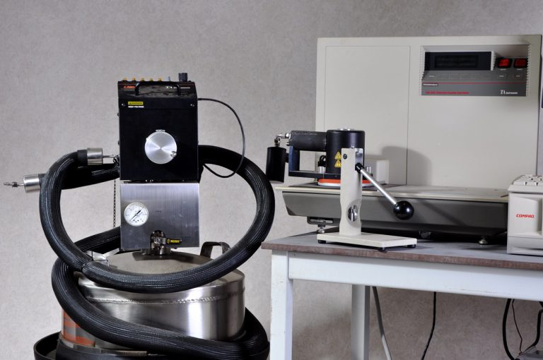 Differential Scanning Calorimeter DSC 2920 CE - Gemini BV Differential Scanning Calorimeter DSC 2920 CE - Gemini BV