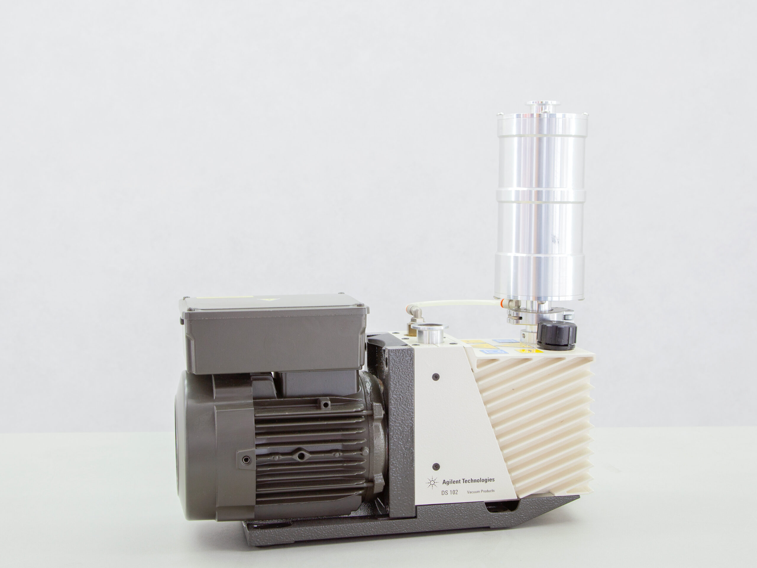 Agilent DS 102 rotary vane pump / vacuum pump - Gemini BV