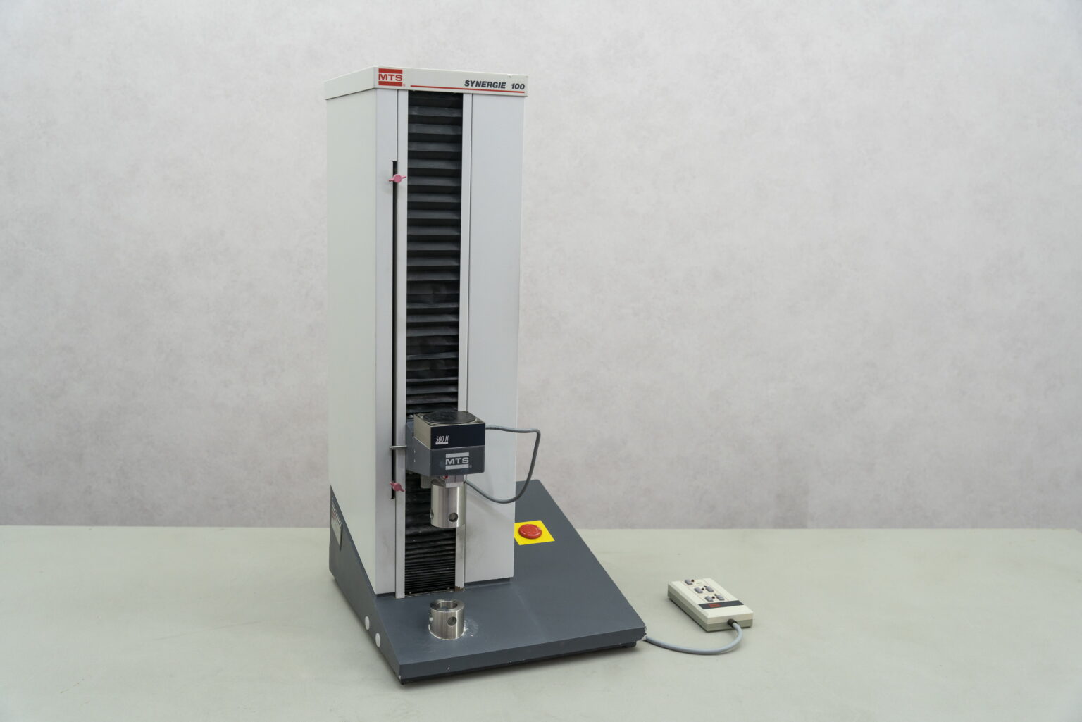 MTS Synergie 100 tensile testing machine - Gemini BV