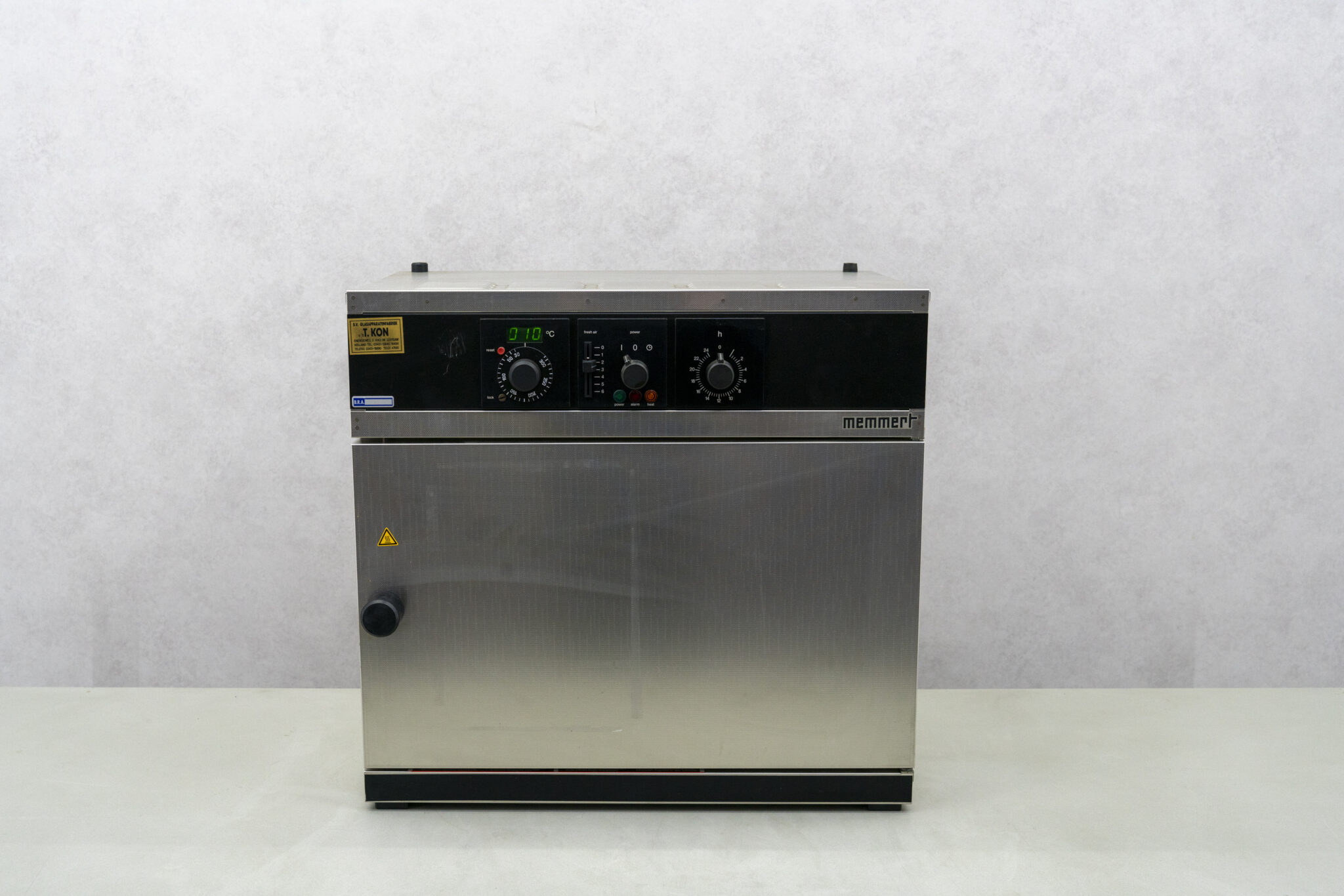 Memmert oven type UM300 with natural convection - Gemini BV