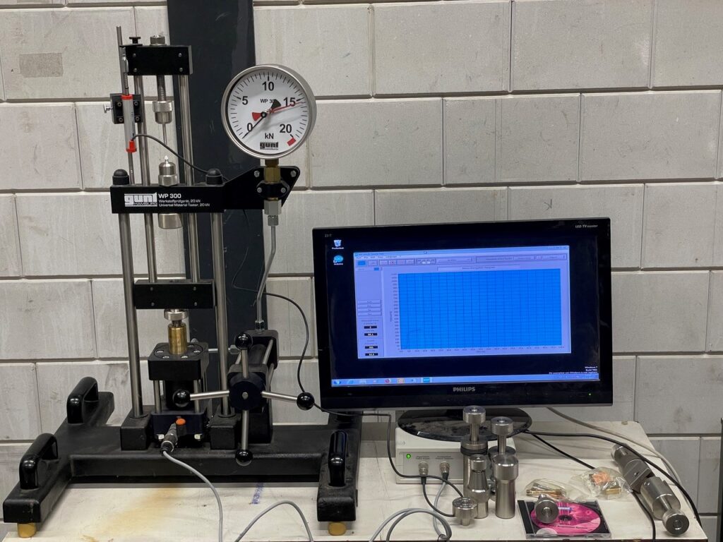 Gunt WP 300 material tester - Gemini BV