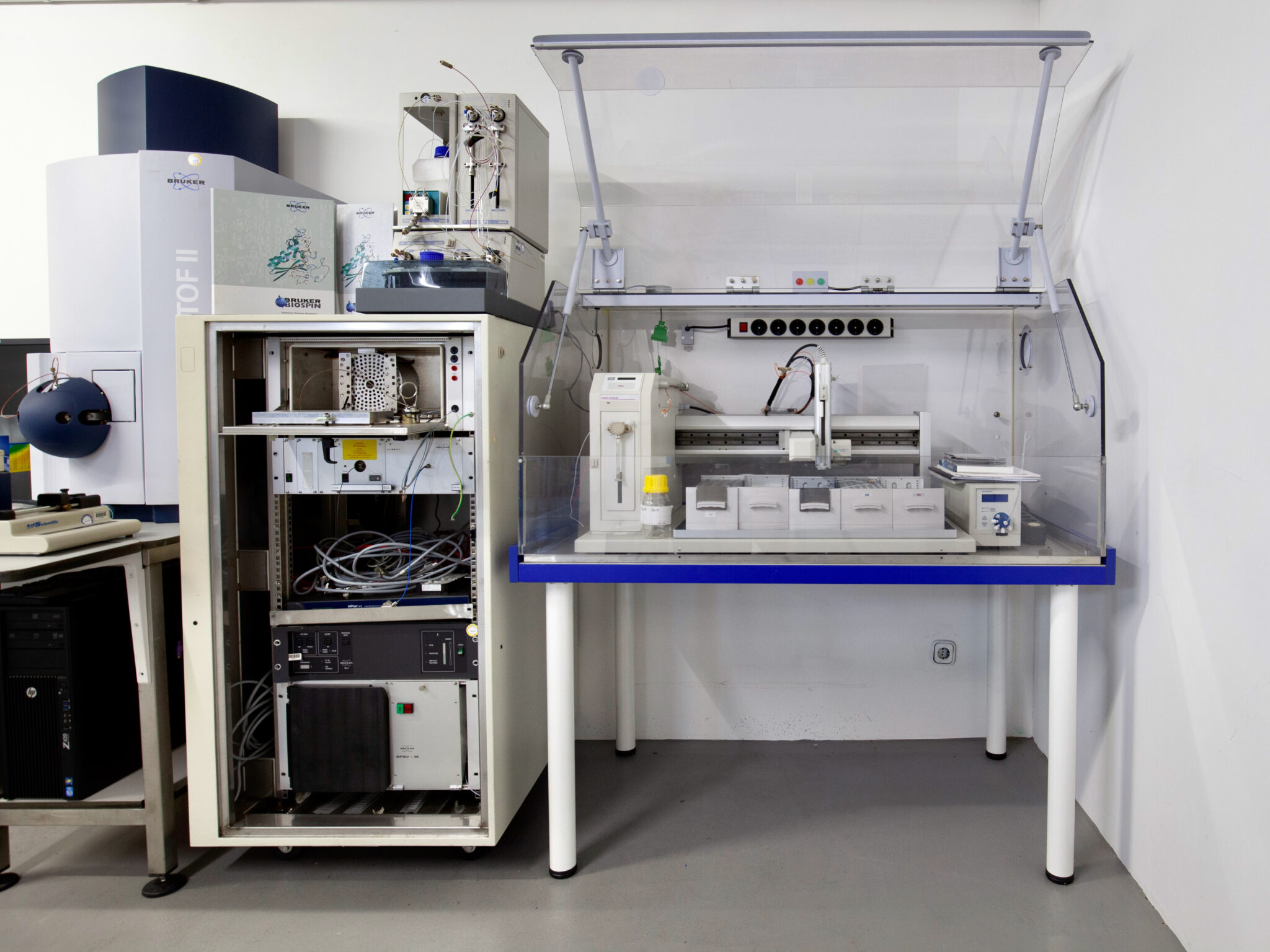 Bruker MicrOTOF II TOF-MS with Gilson 215 Liquid Handler - Gemini BV