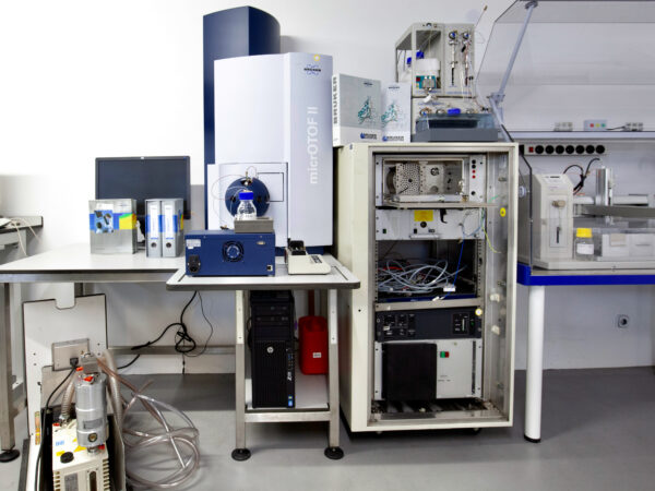 Bruker MicrOTOF II TOF-MS with Gilson 215 Liquid Handler - Gemini BV